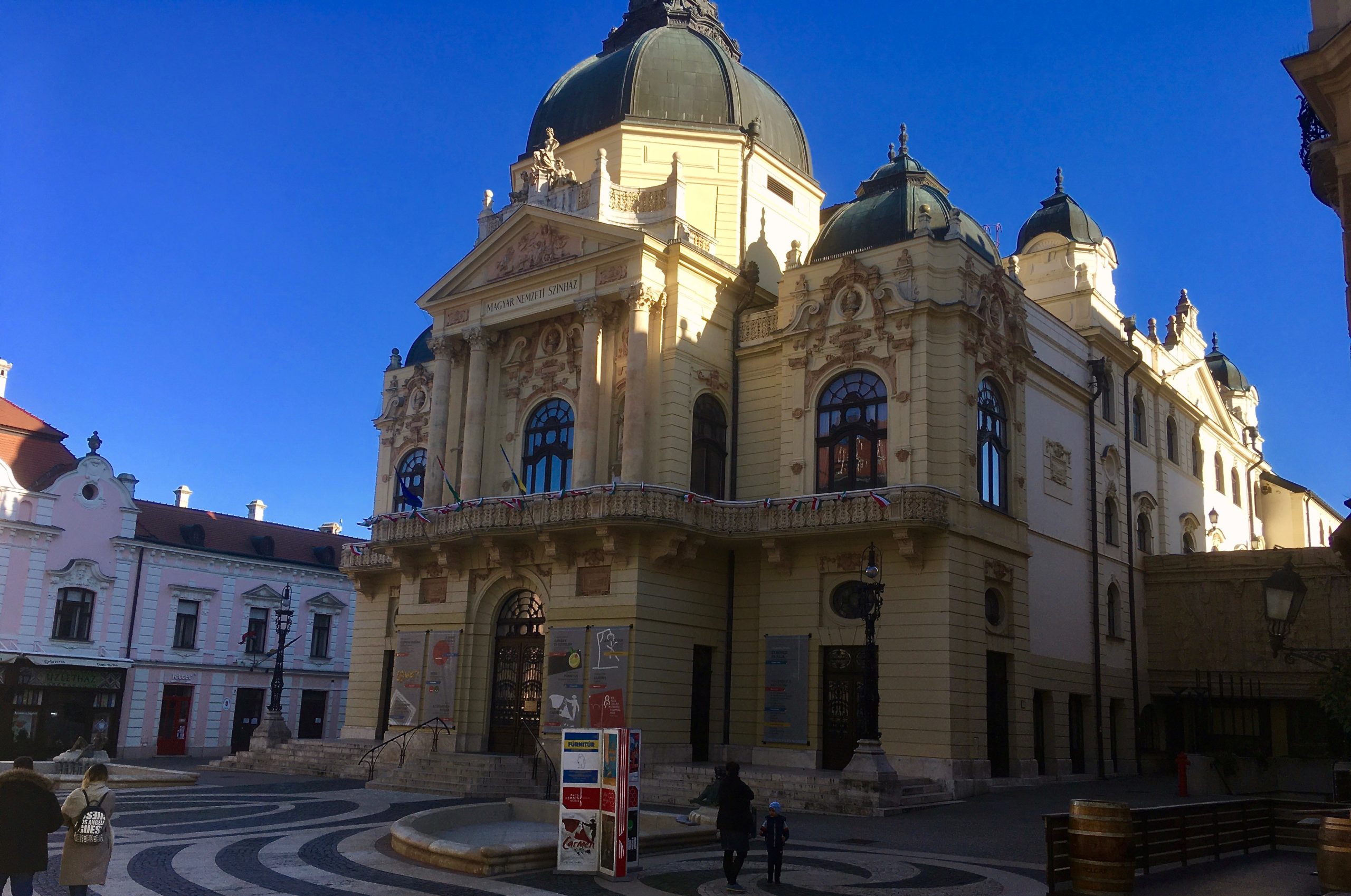 Fontos színház, nyitott színház, zárt ajtók - Szabad Pécs